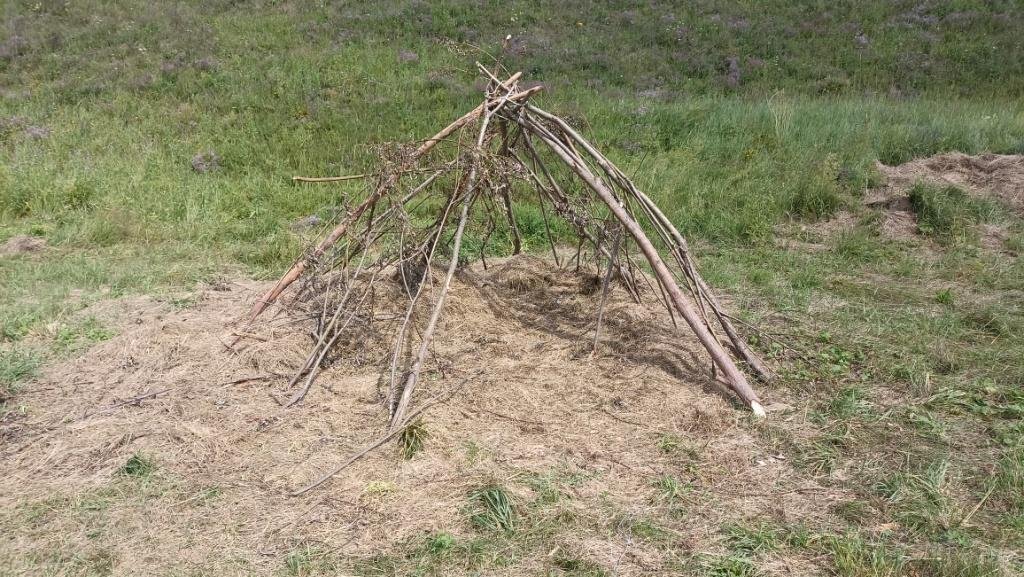 Шалаш из подручных материалов на туристической стоянке