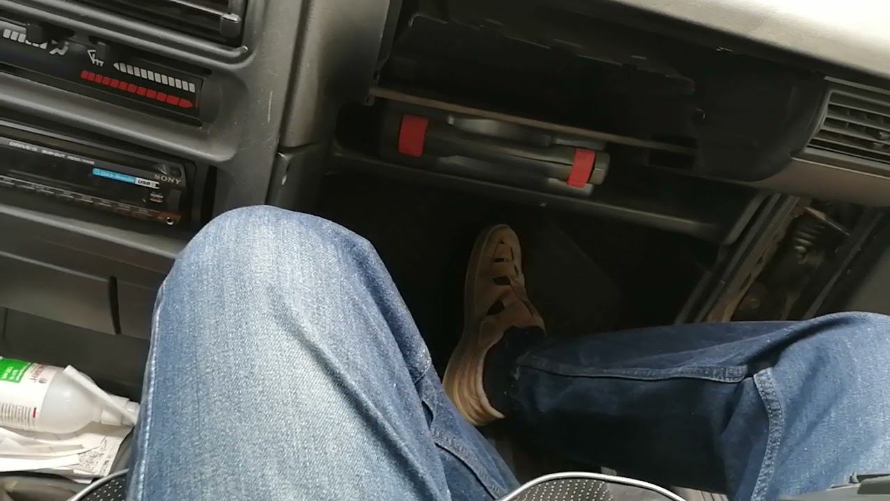 Ремонт защёлки "бардачка" перчаточного ящика четырки.