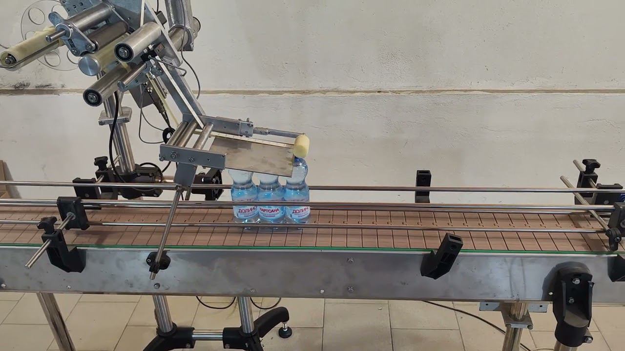 Наклеивание этикетки c куар кодом на бутылку - EtiKon.ru