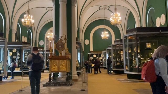 Прогулка по московскому Кремлю, Оружейная палата в подарок...