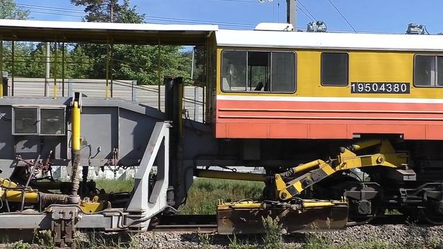 Машина ВПО-С-№028  (ПМС-101 Калуга) стоит на 3-м гл. пути у о.п. Ольгино.