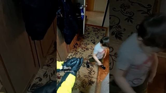 Угодай в какой руке. Алиса, Матвей и Дима ищут киндеры. амонг ас.