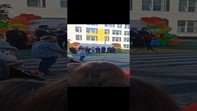 01.09.2023, г. Одинцово, наш воспитанник Артём Галета удостоен чести поднятия флага РФ.