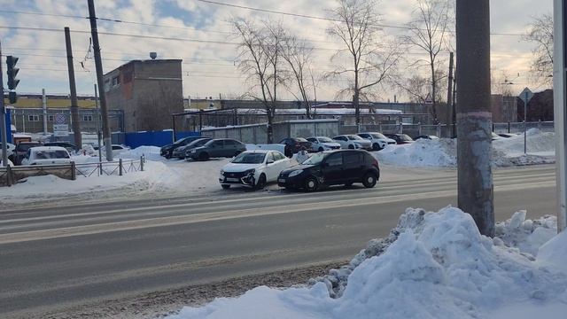 дтп с Лада Веста и Рено Сандеро город Пермь ул Куйбышева. lada vesta vs Renault Sandero Perm