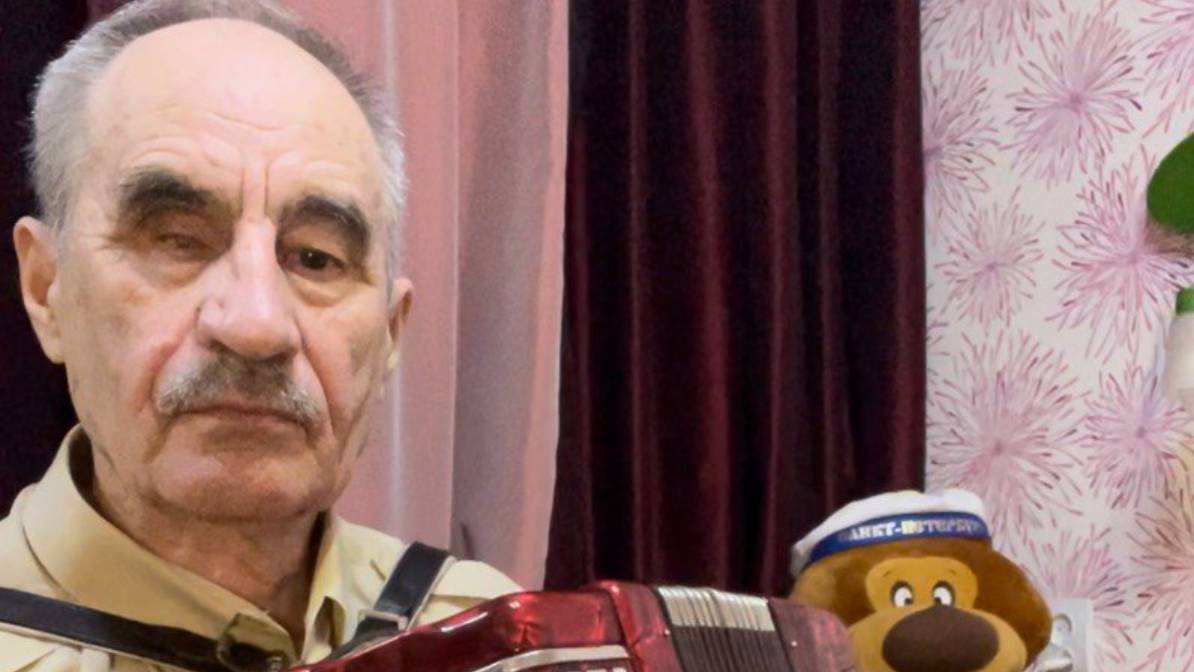 Над окошком месяц