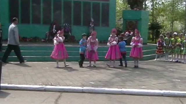 2007.05.09 Митинг и концерт в пос. Александровка  в день победы 4- Танец Балагуры