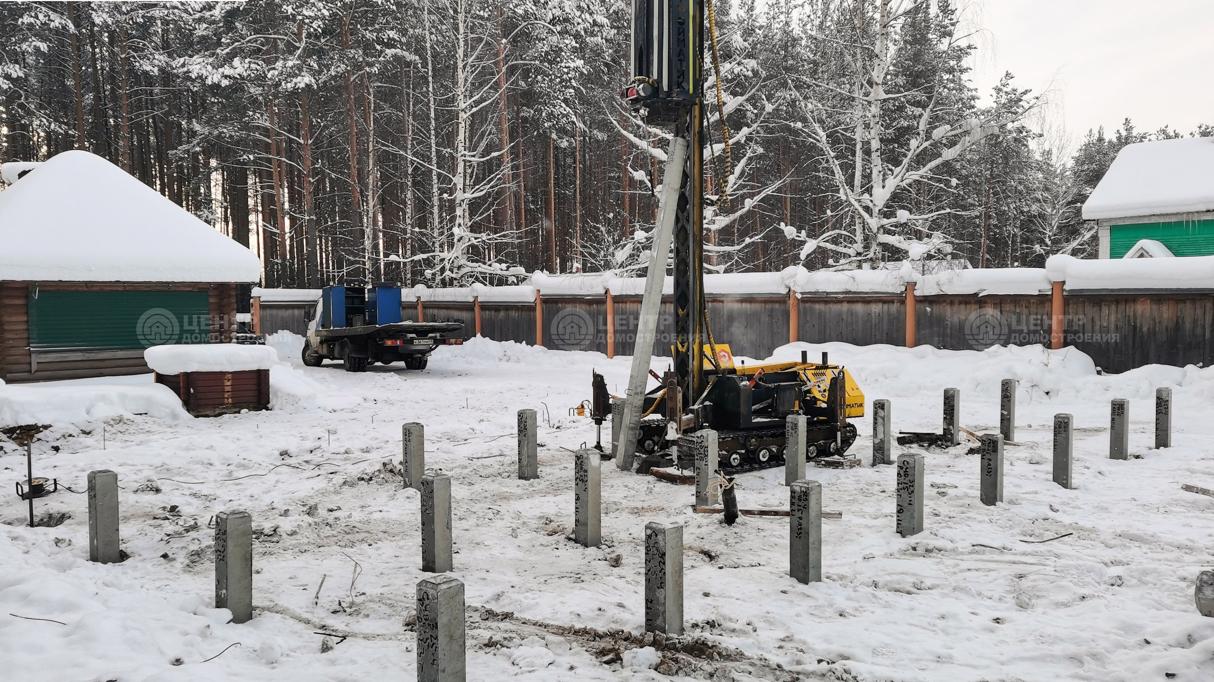 Установка железобетонных свай. Забивка свай под фундамент дома. Показывает Центр Домостроения