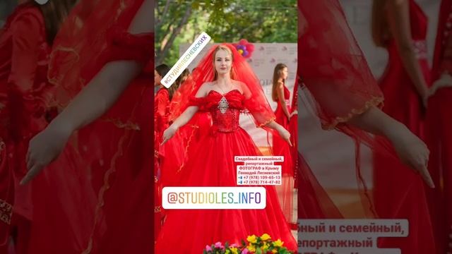 Очень короткая юбка у солистки!