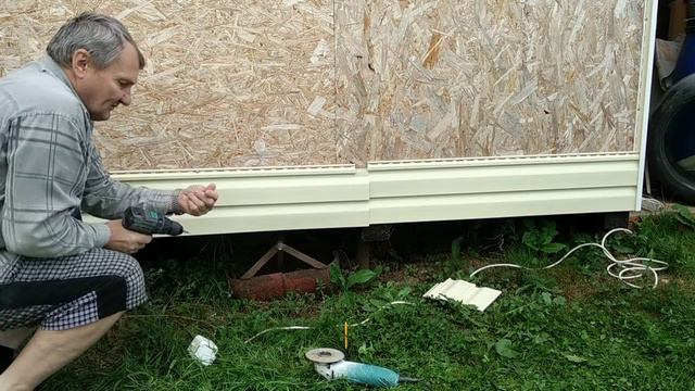 Обшивка сайдингом.  Первый и последующие листы.