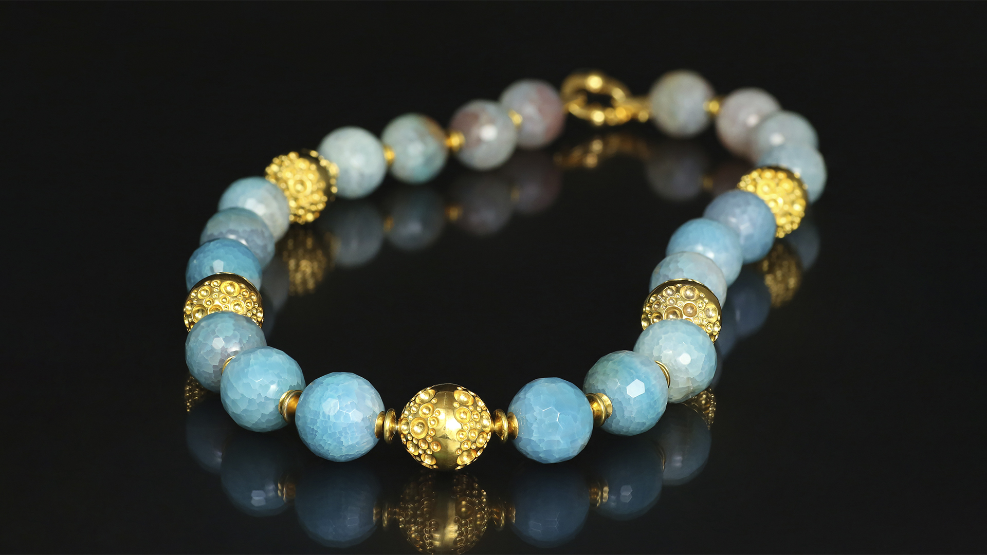 Колье из голубого агата с уникальными декоративными бусинами