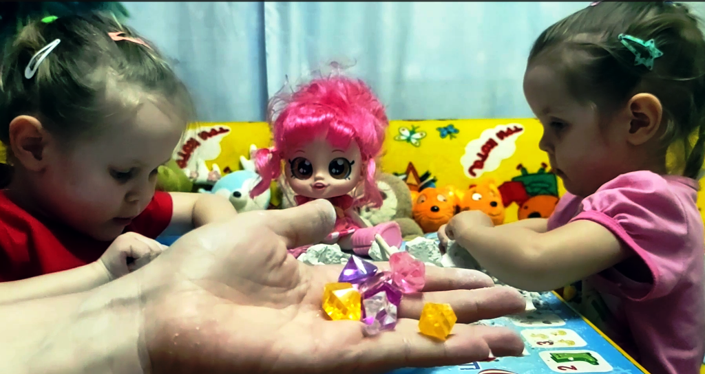 Новогодние раскопки вместе с куклой LOL