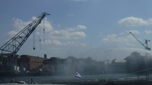 Буксиры "Вихревой", "Сестрорецк" и "Павловск" прощаются с фонтанами и звуковым сигналом