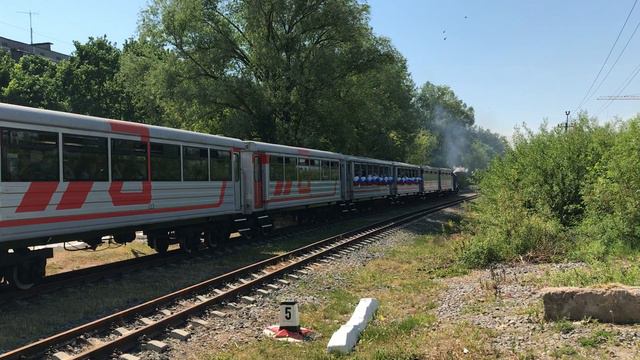 Узкоколейные паровоз Кп4-430 и тепловоз ТУ7А-3346 с пассажирским поездом на ДЖД Нижнего Новгорода