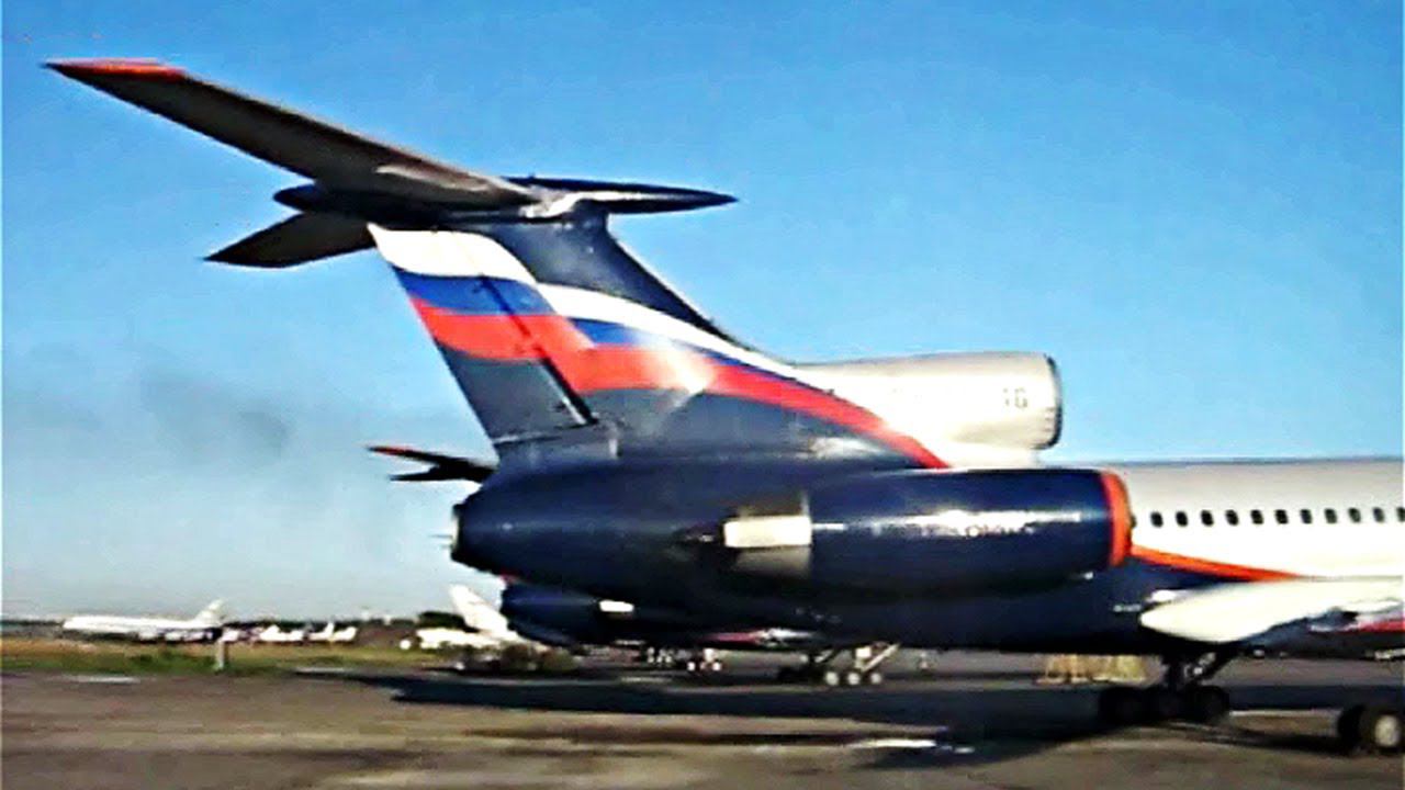 В Питер на Ту-154 Аэрофлот. Лечу в последнем ряду у движка.