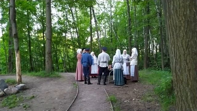 Казачий хор распевается в лесу