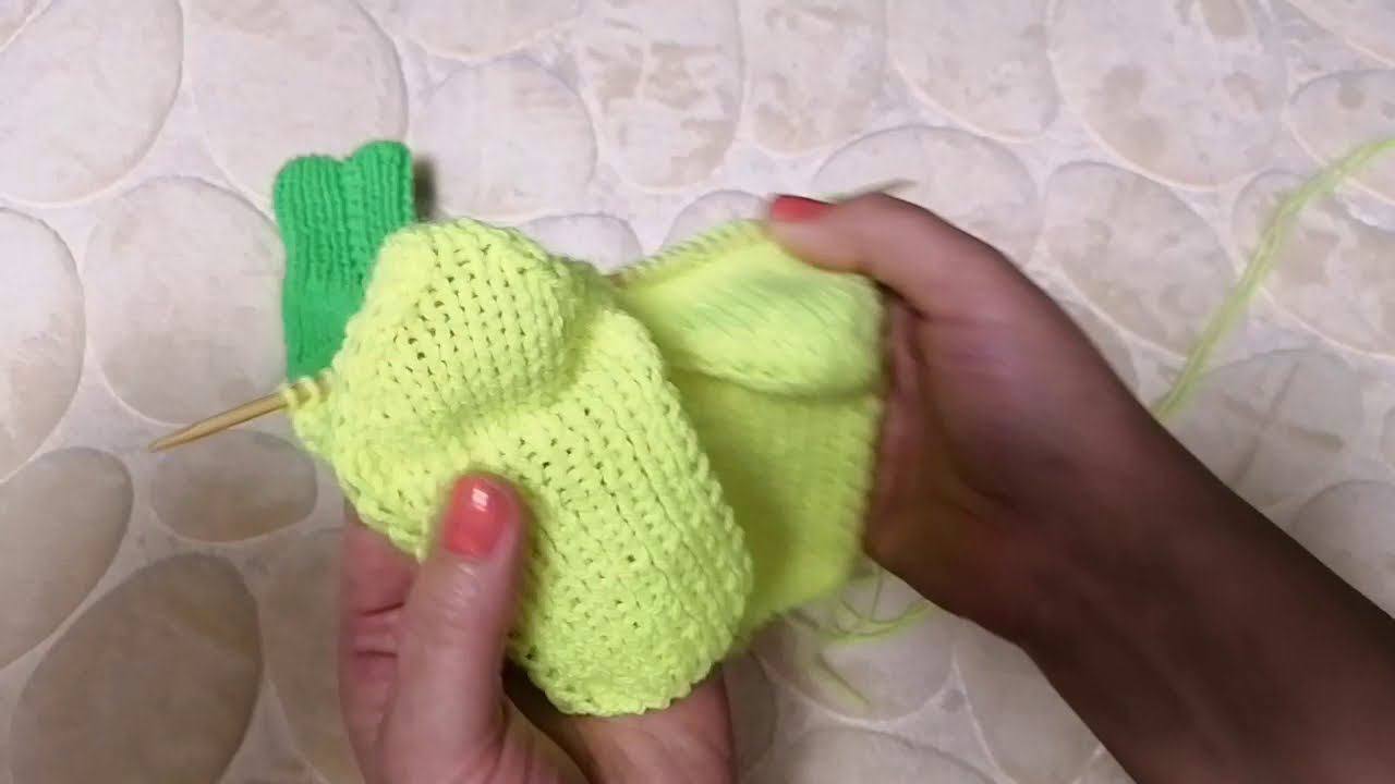 Носочки для новорожденного на двух спицах.