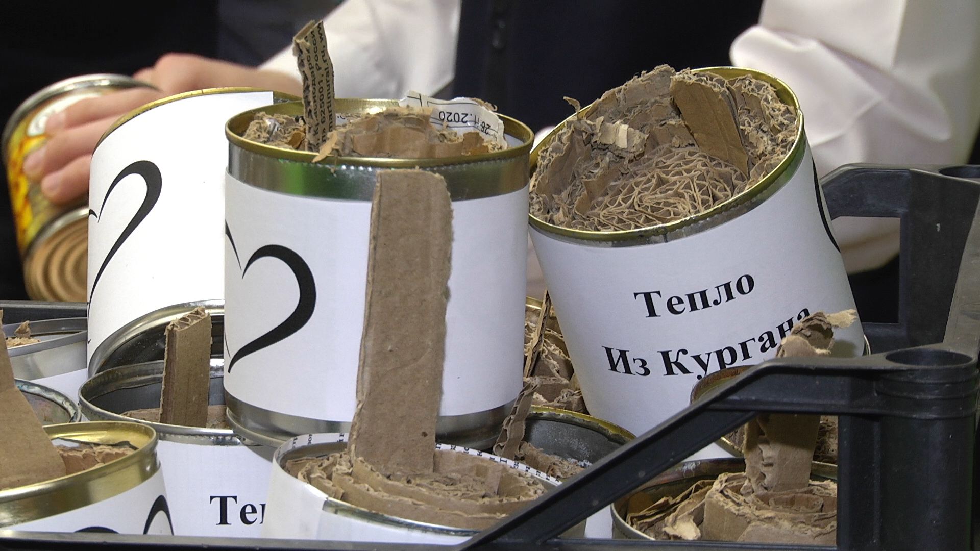 Курганские школьники своими руками делают блиндажные свечи для бойцов СВО