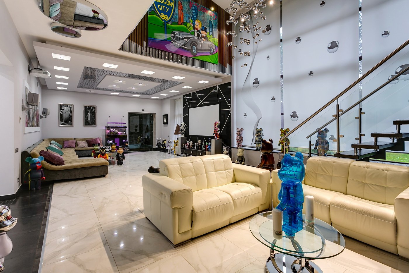 Загородный дом в Николо-Урюпино. Коллекционные игрушки от Bearbrick.