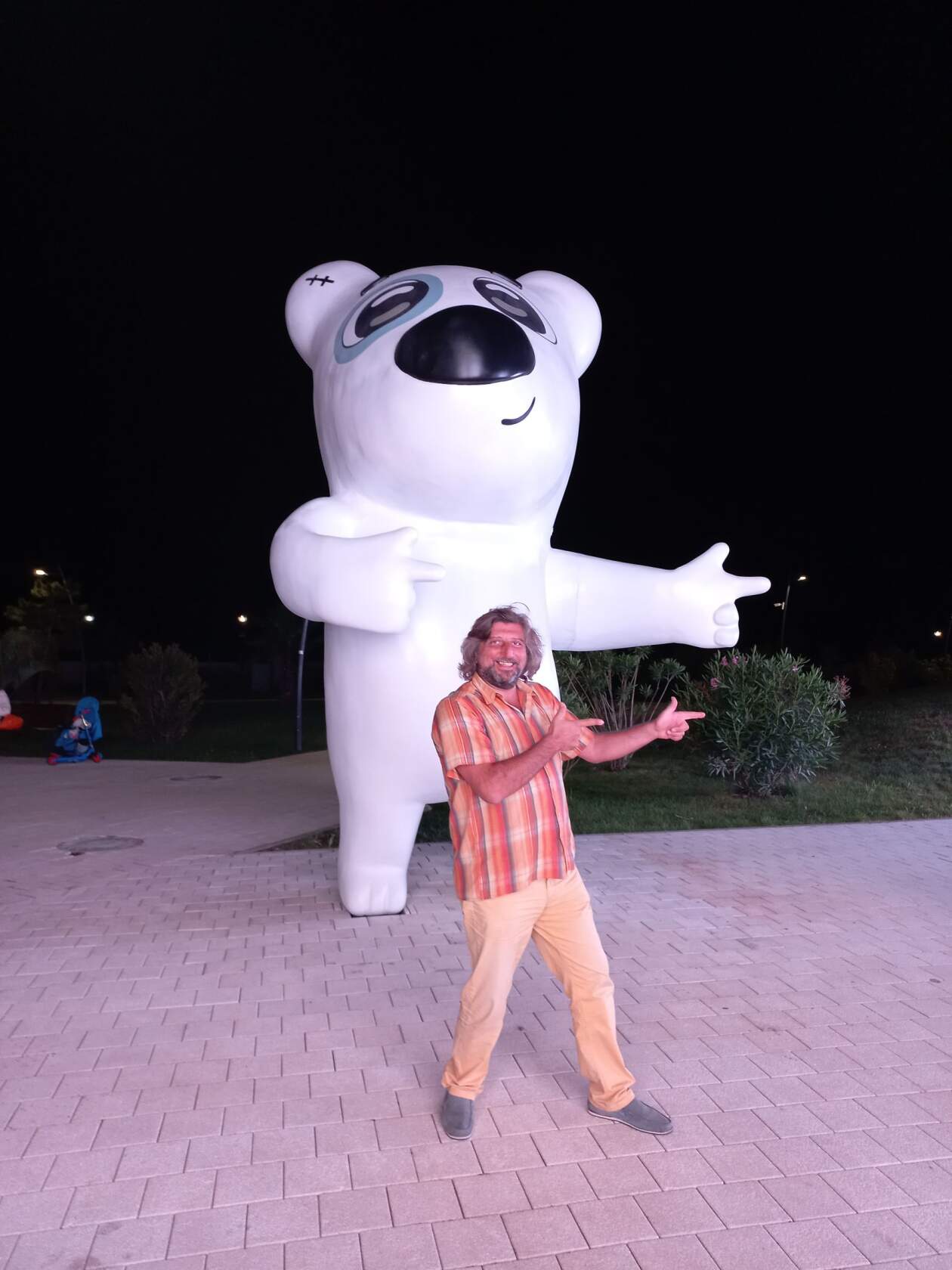 Прогулка скрипача-виртуоза Вардана Маркоса по спортивной площадке в Сириусе в Сочи