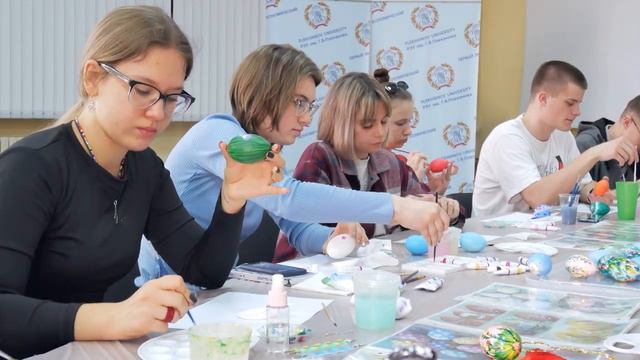 Роспись пасхальных яиц в Севастопольском филиале РЭУ