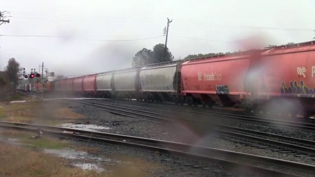 5 тепловозов тянет очень массивный грузовой поезд состоящий из товарных вагонов в США