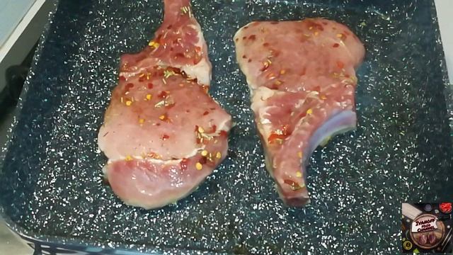 Стейк из свиной корейки на сковороде.