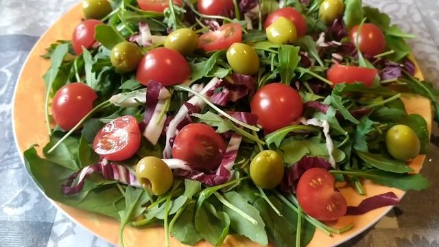 Итальянский салат с прошутто.