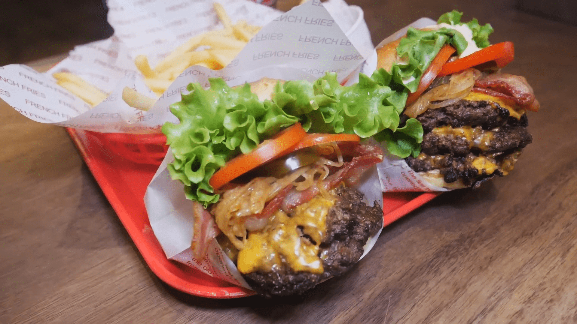 Чизбургер с беконом и халапеньо. Корейский ресторан (Бургер в Нью Йорке)