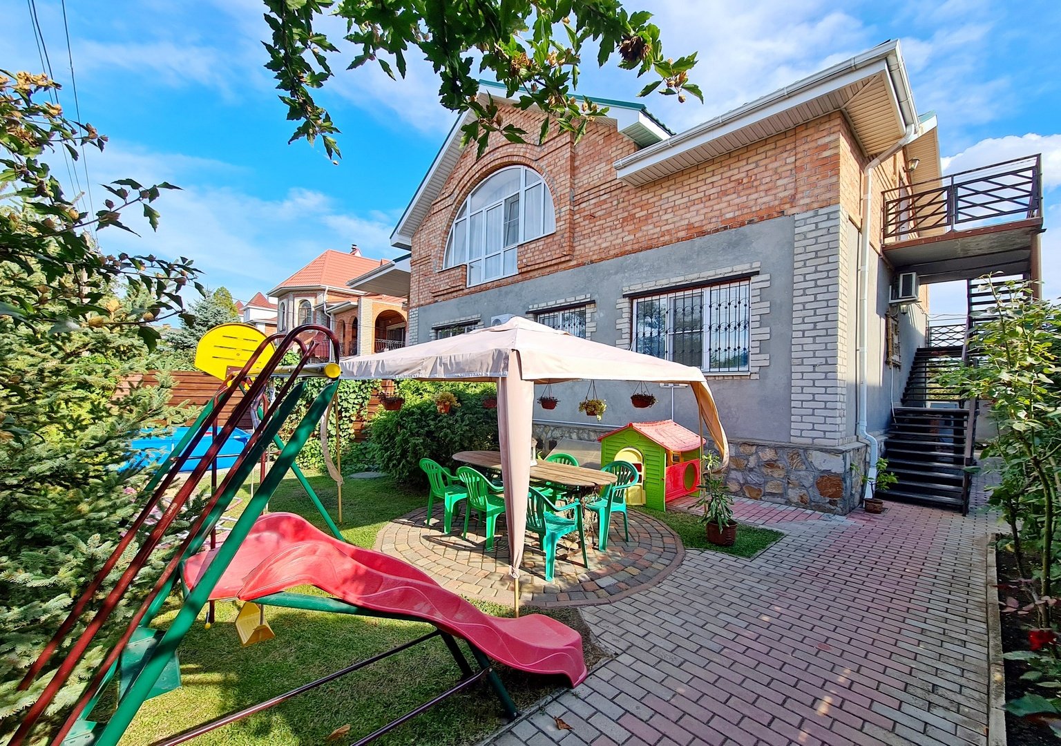 Отдых в Ейске: трехкомнатный таунхаус с бассейном!