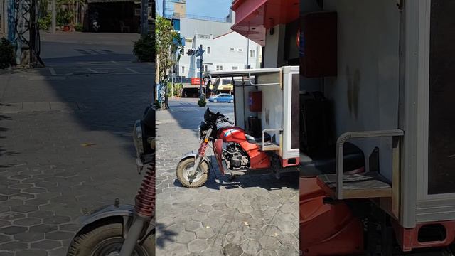 Грузовик-мотоцикл в Камбодже