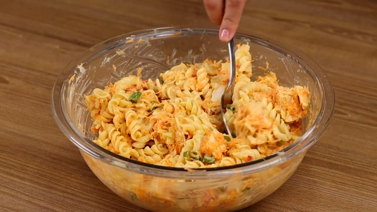 Салат из макарон и курицы