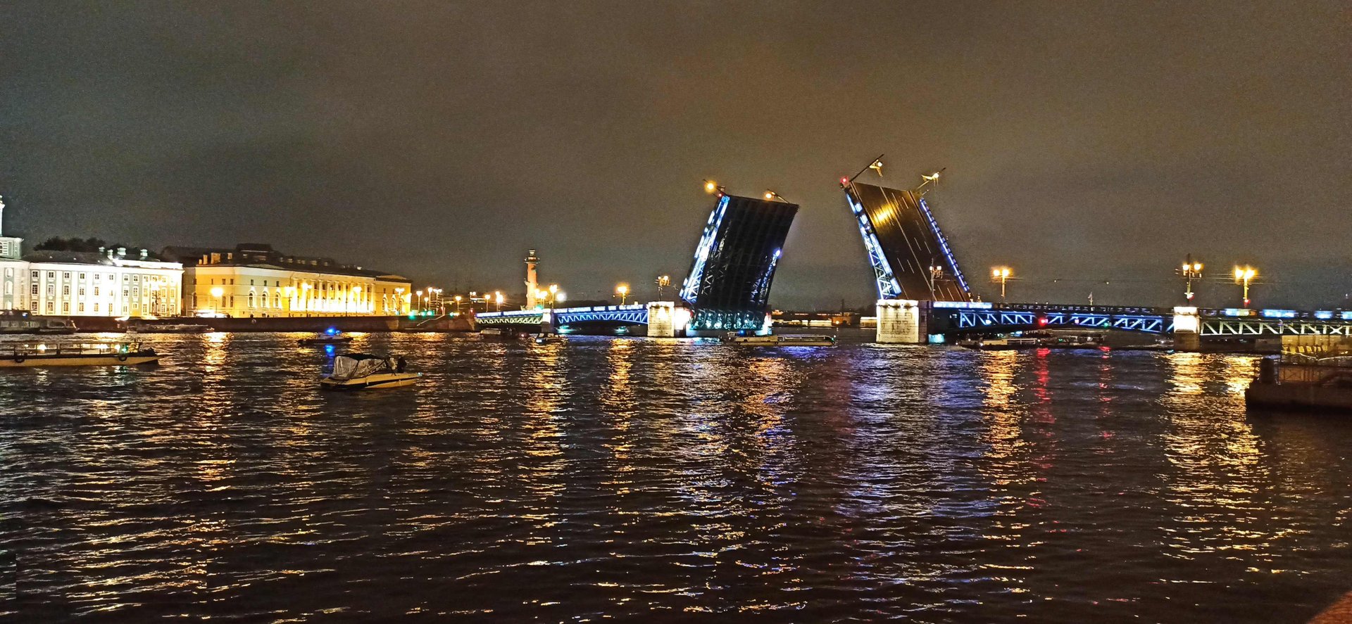 Осень. Санкт-Петербург. В 01 ч.15 мин. ночи на Адмиралтейской набережной.