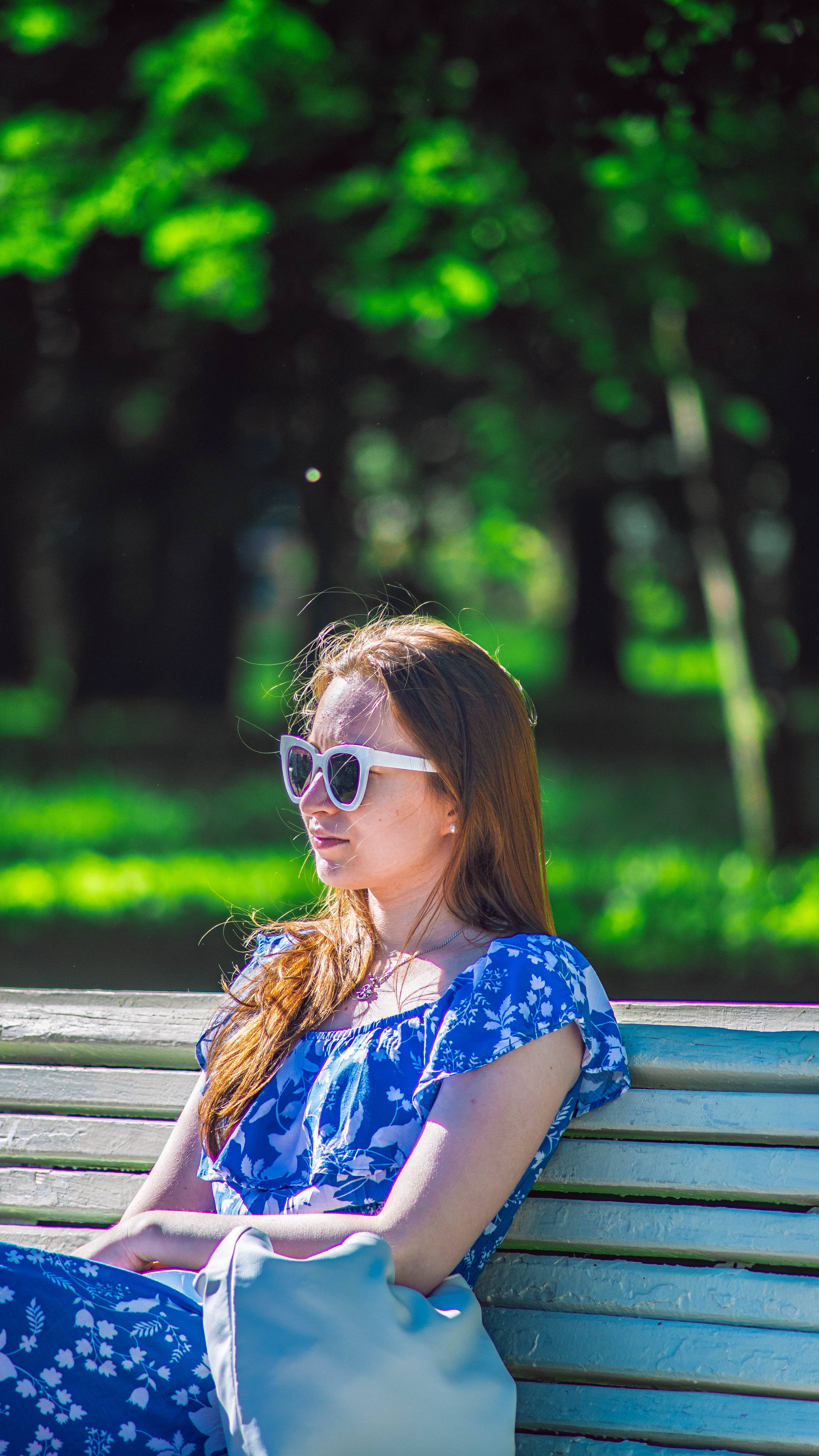 Девушка в парке. Уличная фотография