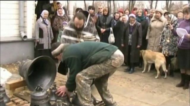 Строительство звонницы. Освящение колоколов. Пасхальный крестный ход с колокольным звоном.