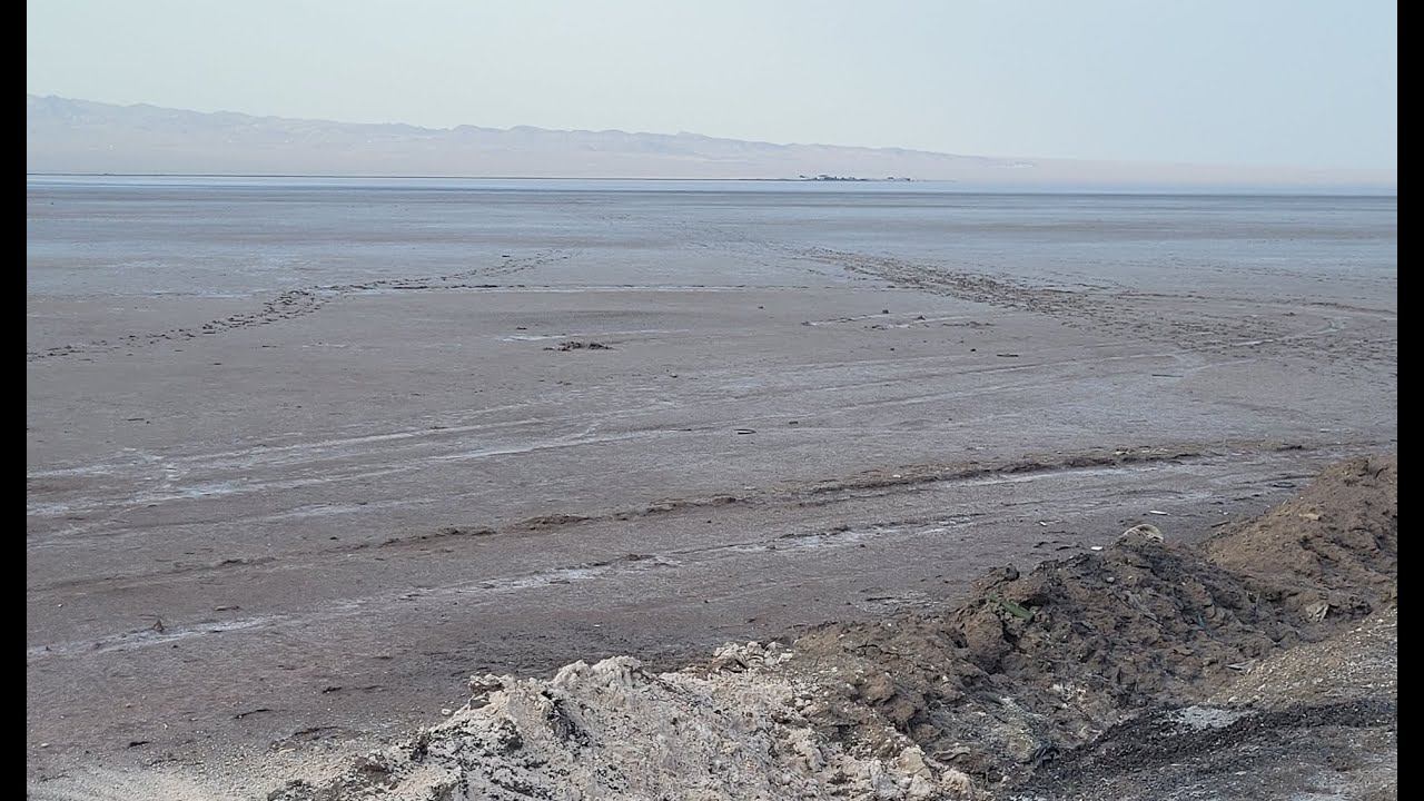 Иран. Соляное озеро между Кумом и Тегераном.