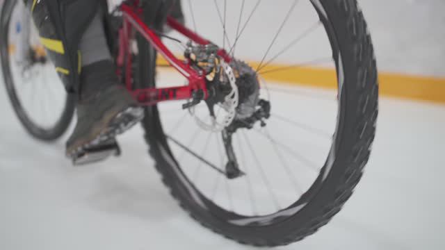 Тест велосипедных шипованных покрышек на ледовой арене - идеально голый лед