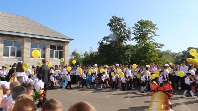 1 сентября 1 класс идет на линейку.MOV