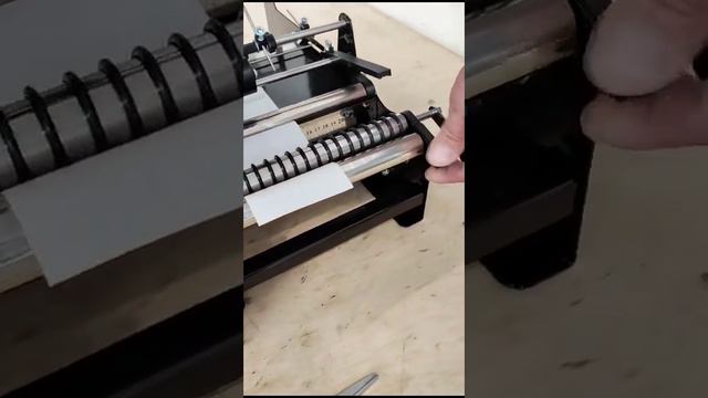 Ручной этикетировщик Нанесение самоклеящейся этикетки на бутылки ПрактикМ