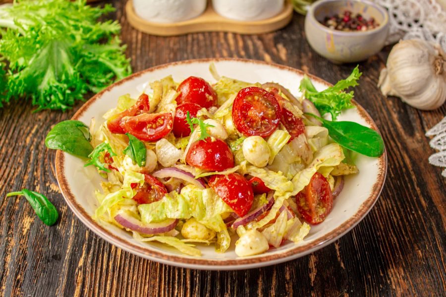 Салат с помидорами черри, моцареллой и соусом песто
