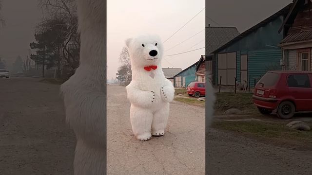 Мишка радует детей.