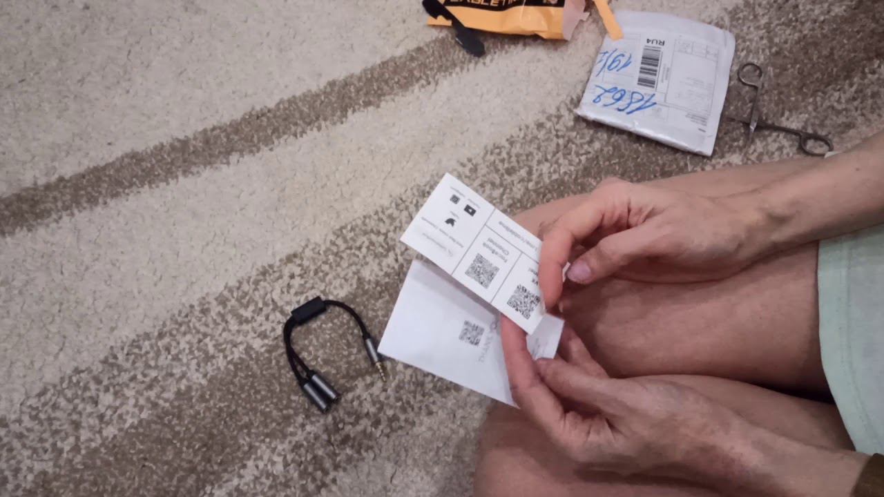 Распаковка посылки с аудиопереходником и колпачками для шин