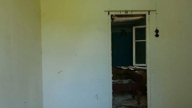 Заброшенный пионерский лагерь в 2,7К. Старые здания. Футажи конструкций и зданий.