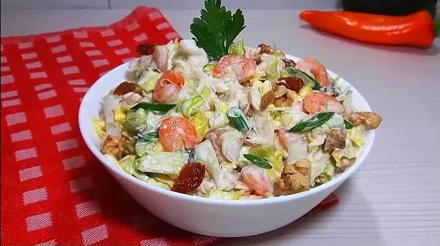 ВКУСНЫЙ, легкий  САЛАТ из самых простых продуктов.Рецепт.