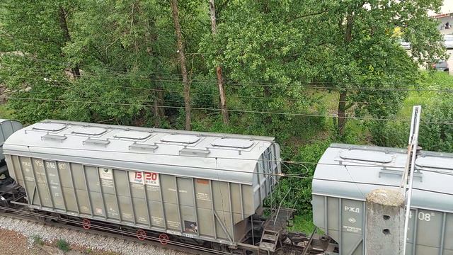 Экстремальная съемка грузового поезда с железнодорожного моста в Рыбацком