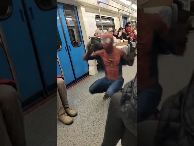 Человек-паук  в метро