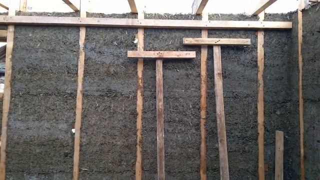 С арболитом закончил !!! Подшиваю потолок и утепляю стружкой.