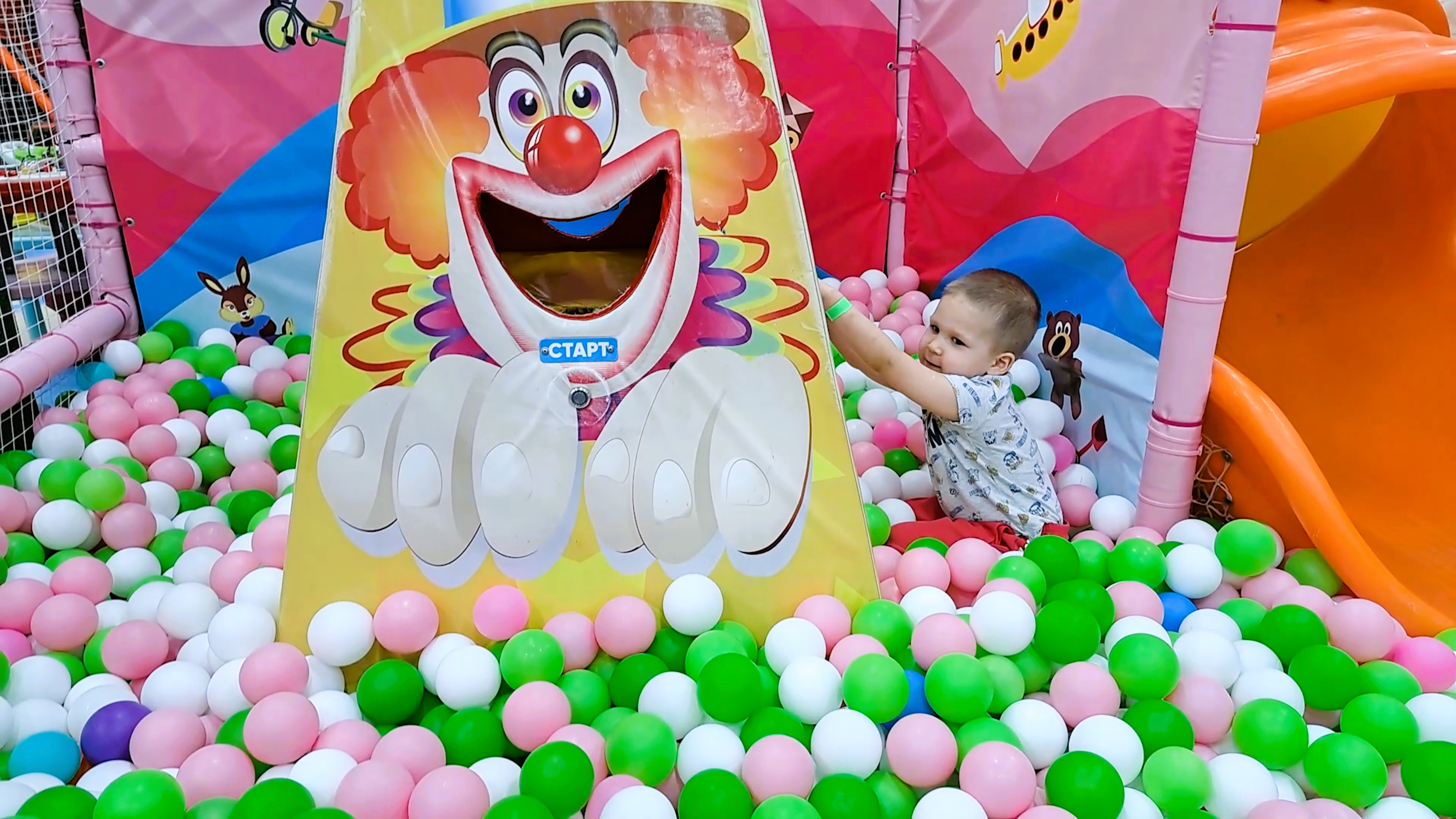 Детская железная дорога ребенок играет на детской площадке