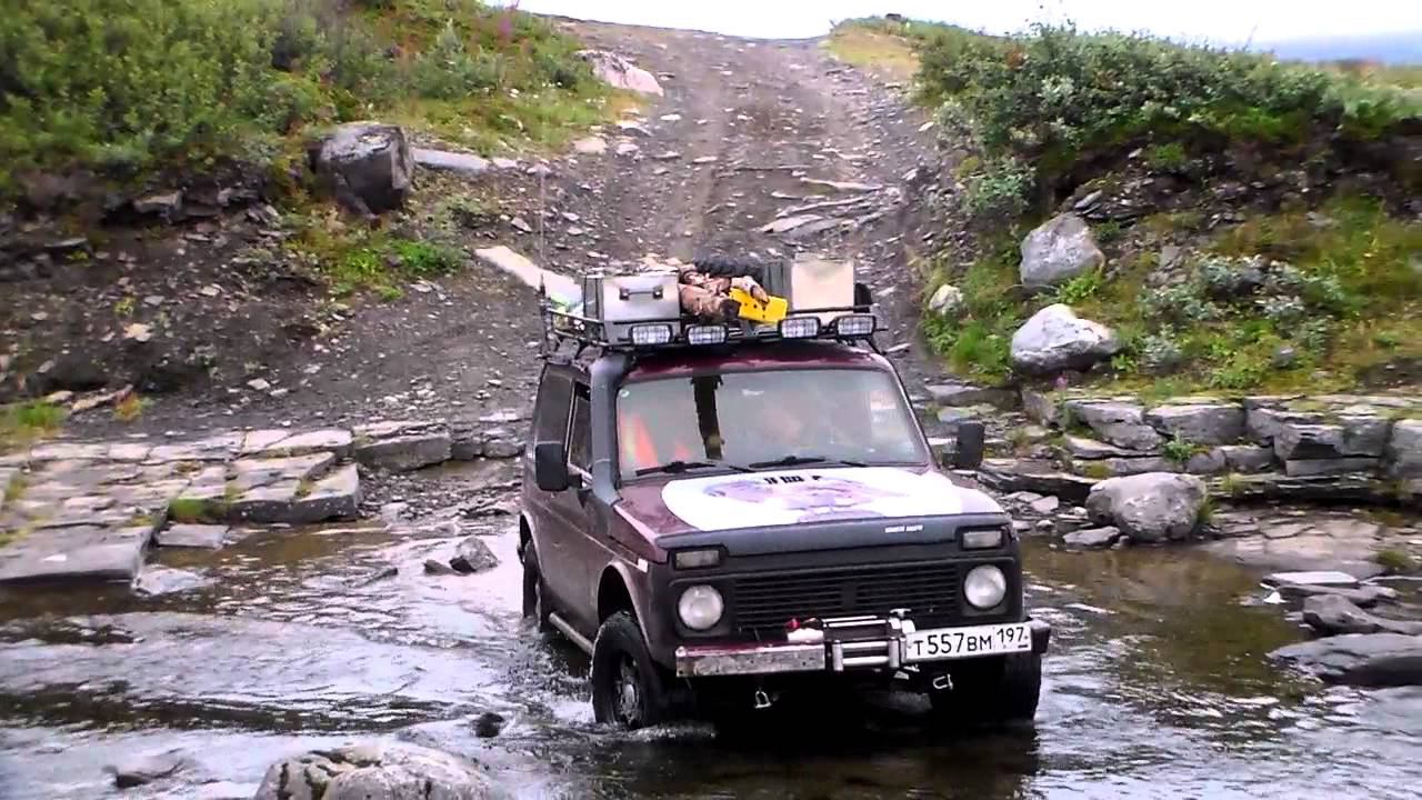 Проезжаем небольшой ручей на п.Средний (Кольский полуостров)