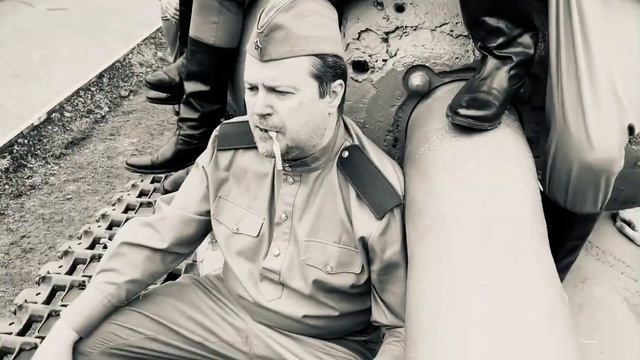 На поле танки грохотали