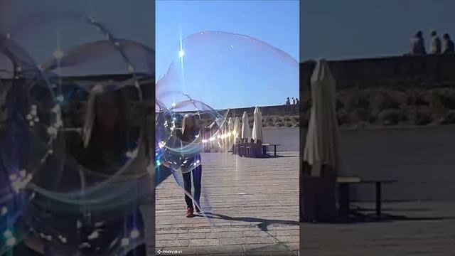 Майя пускает мыльные пузыри